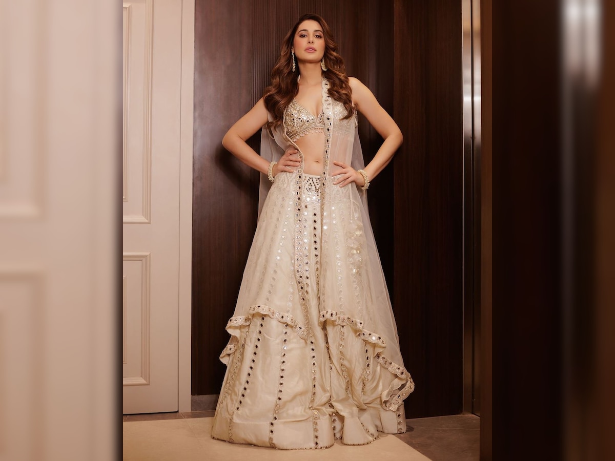 pakistani origin bollywood actress nargis fakhri celebrate diwali in ...