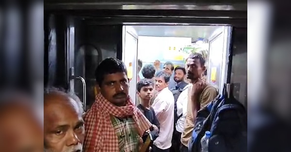massive crowd in train going bihar people sit in bathroom passengers ...