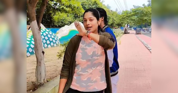 Viral Video: ରାସ୍ତା କଡ଼ରେ ଏହି ଯୁବକଙ୍କ ସହ କ'ଣ କରୁଛନ୍ତି ପୁରୀ ବୋହୂ? ଭିଡିଓ ...