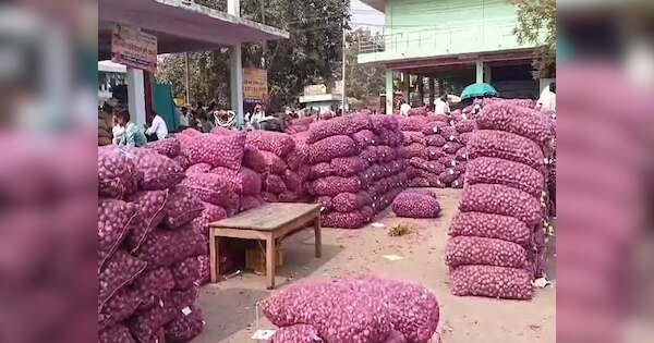 Alwar Record arrival of onion in vegetable market farmers protest over ...
