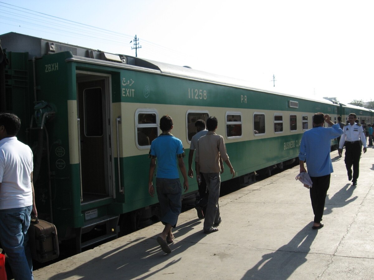 Fastest Train in Pakistan | Pakistan Fastest Train | Karakoram Express ...