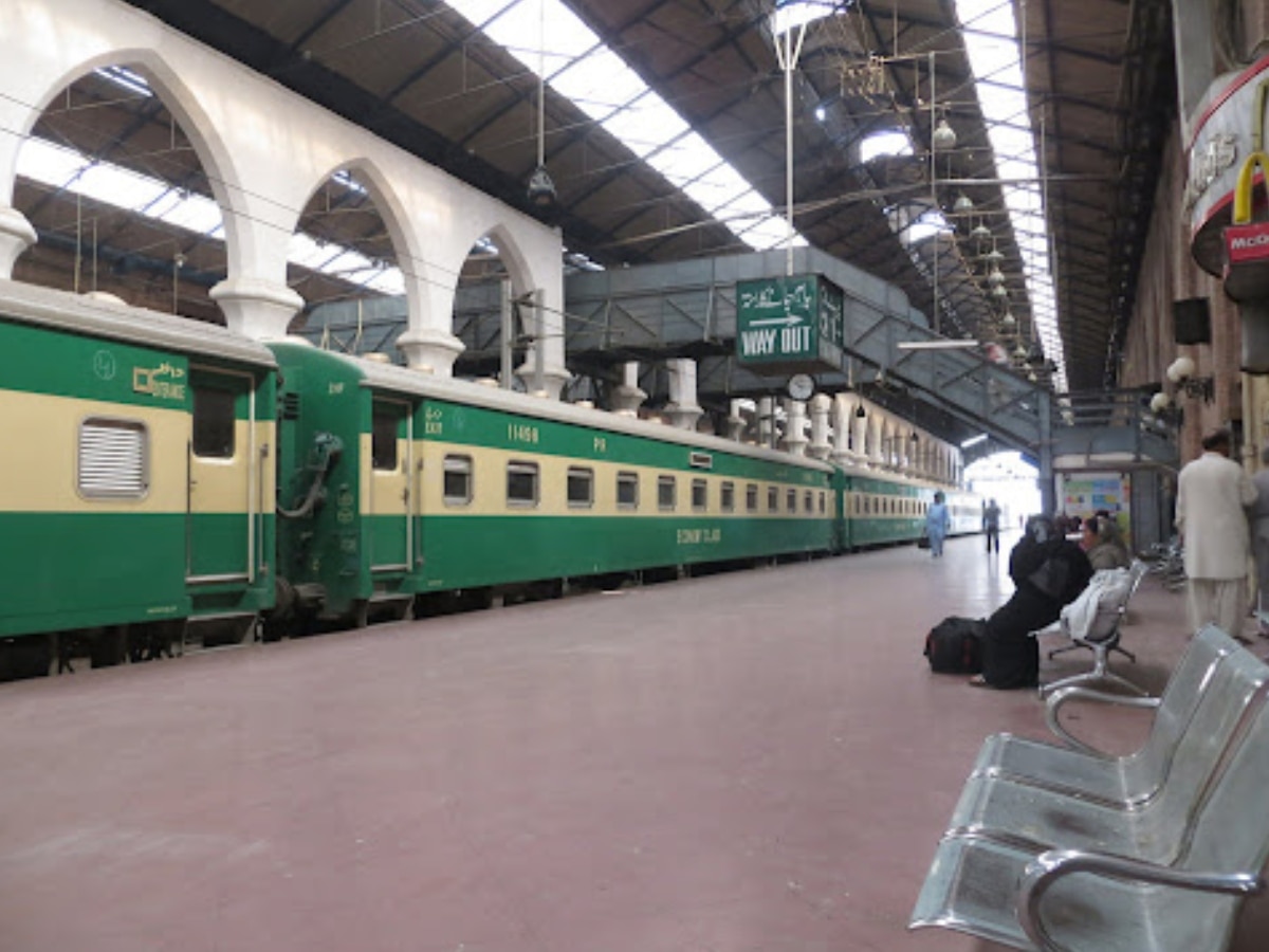 Fastest Train in Pakistan | Pakistan Fastest Train | Karakoram Express ...