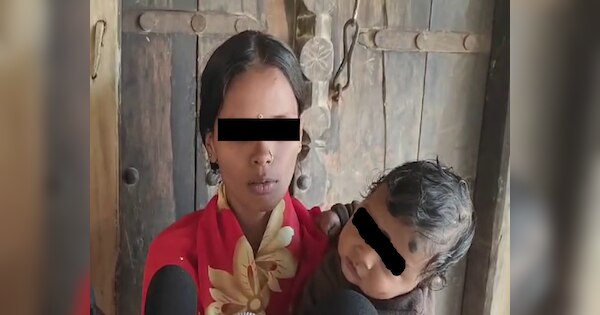 Garhwa girl has been sitting on a dharna outside her lover house with ...