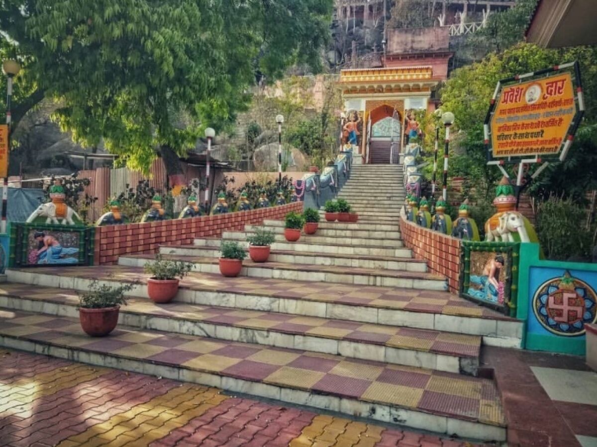 600 year old jain temple Pisanhari ki madiya built by womanearnings ...