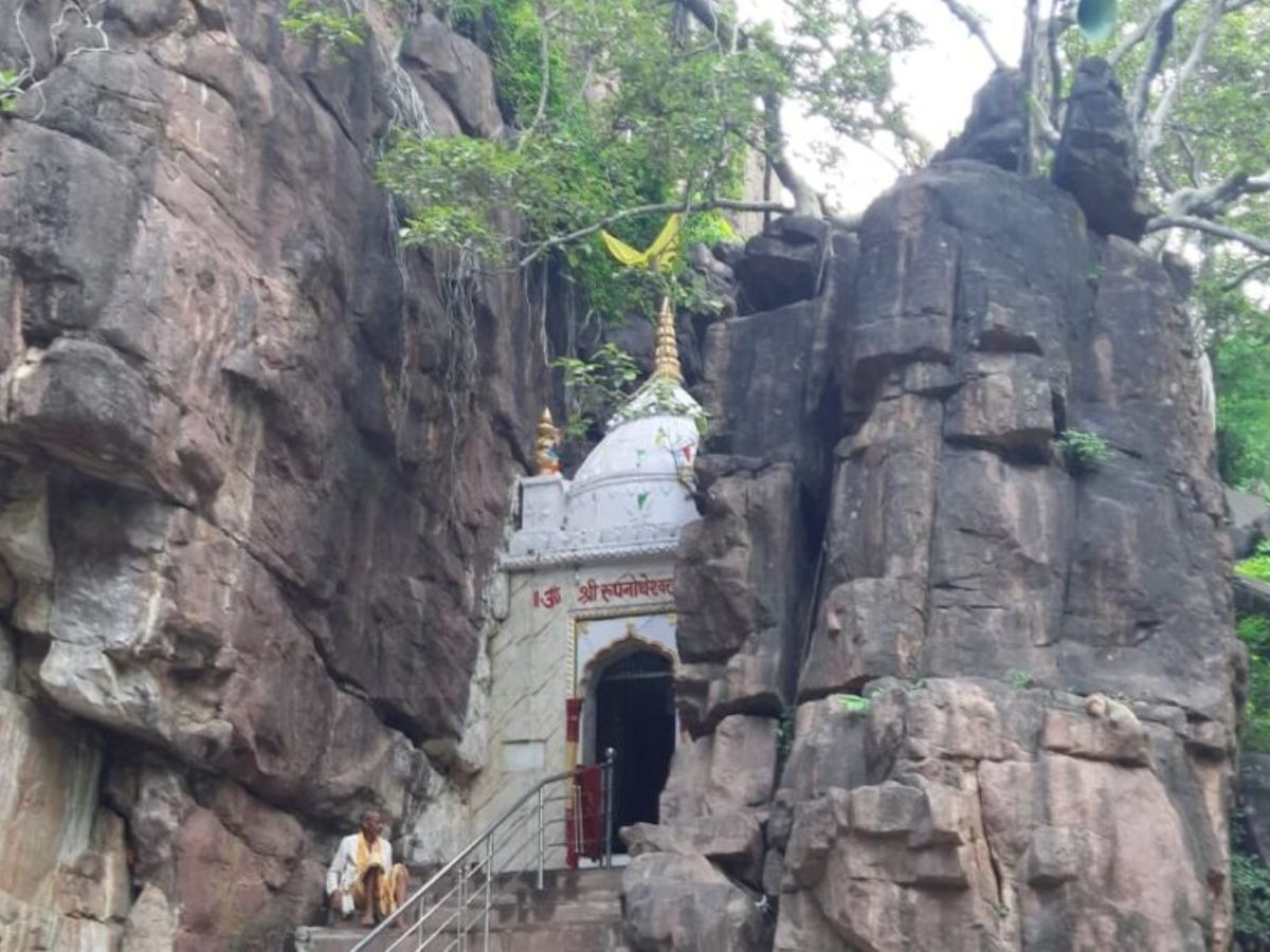 600 year old jain temple Pisanhari ki madiya built by womanearnings ...