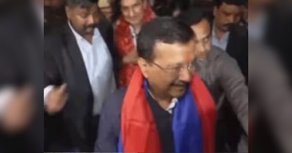 liquid attack on Arvind kejriwal greater kailash during his campaign ...