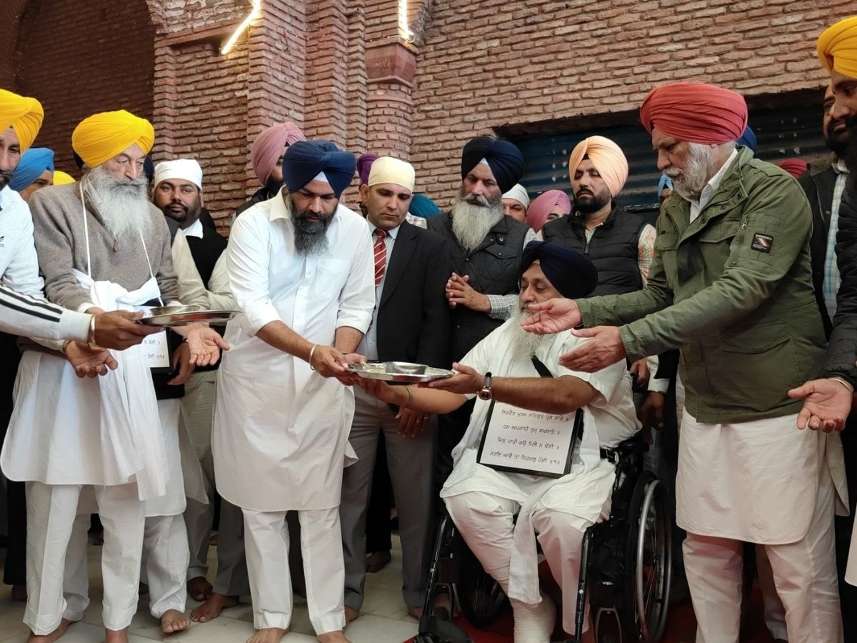 Akali leaders including Sukhbir Singh Badal reached Darbar Sahib to ...