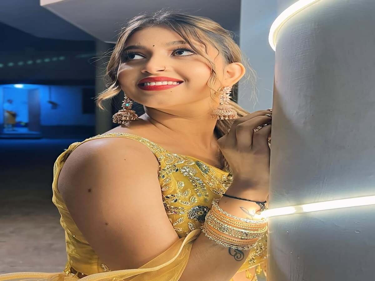 bhojpuri super hot actress komal singh who is going viral on screen ...