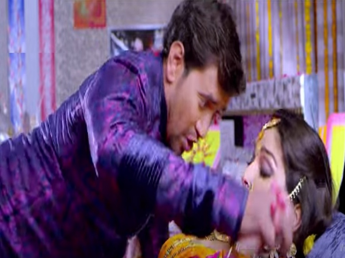 Dinesh Lal Yadav and Amrapali Dubey Bhojpuri Song Table Pe Level Mili Romance Viral| आम्रपाली ...