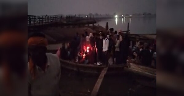 Villagers protest due to delay in construction of pipa bridge in ...