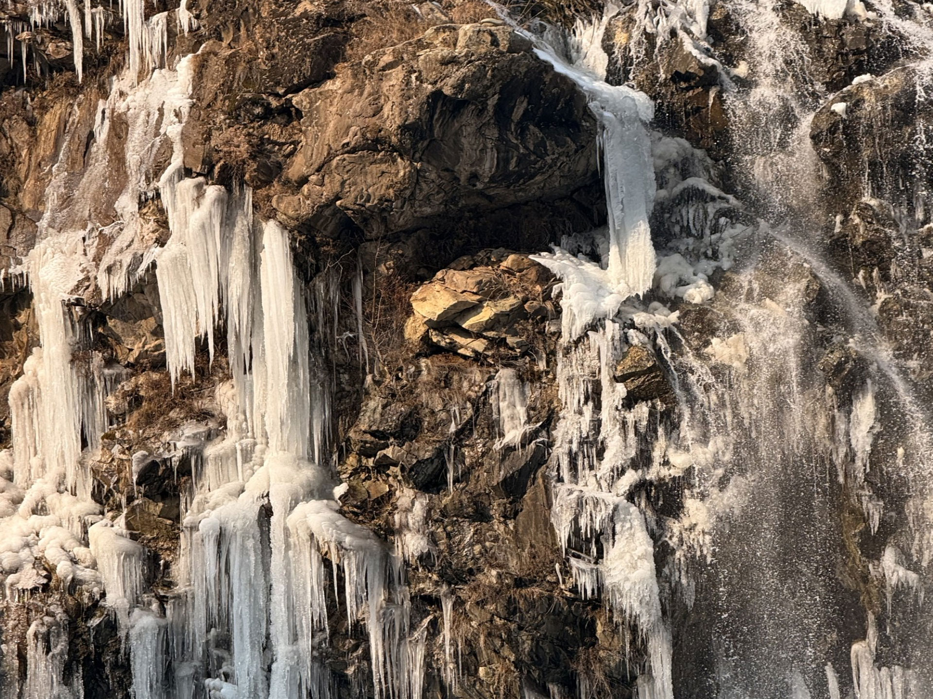 Drung Waterfall Kashmir in Winter Jammu Kashmir latest snowfall latest ...
