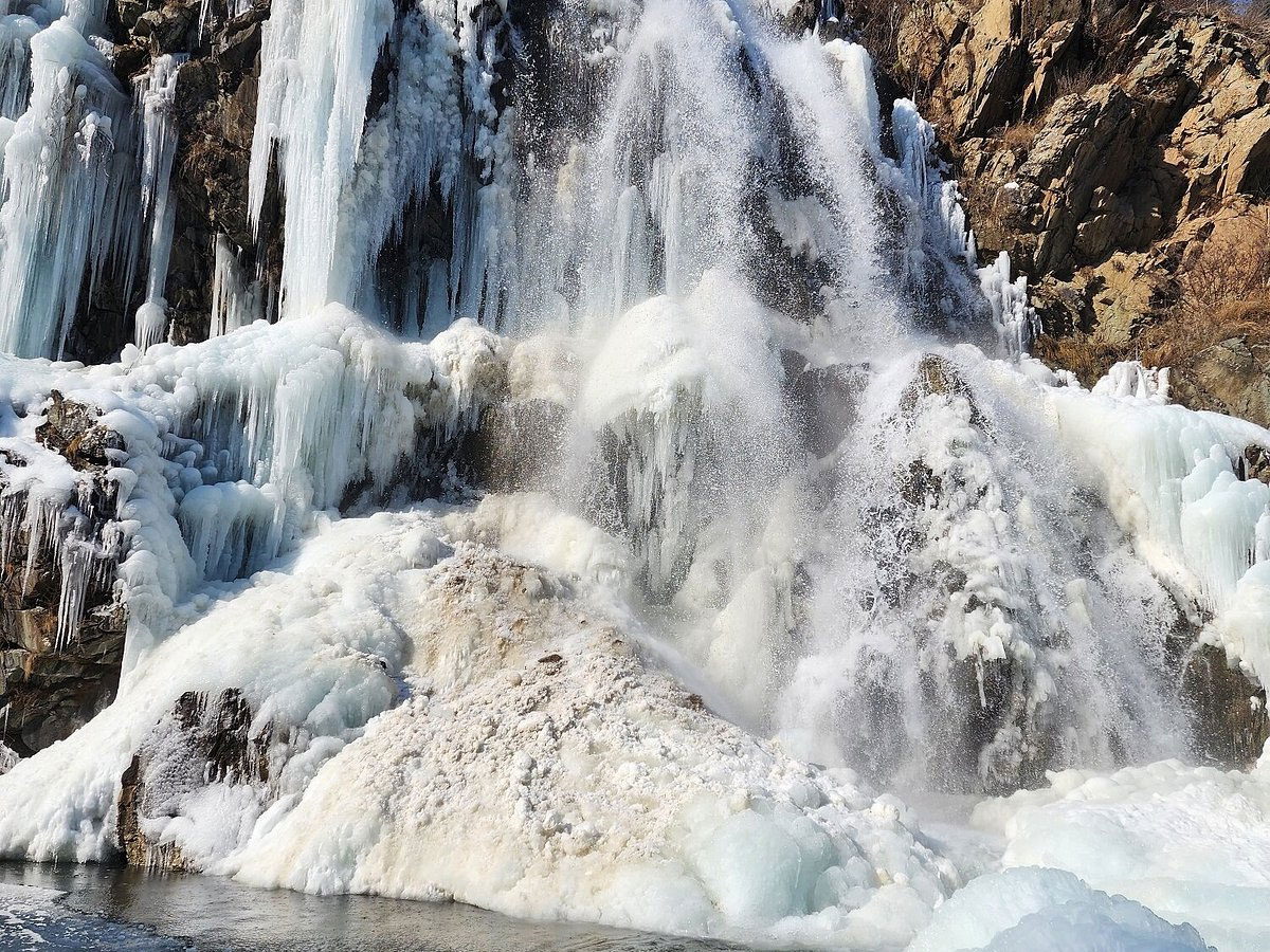 Drung Waterfall Kashmir in Winter Jammu Kashmir latest snowfall latest ...