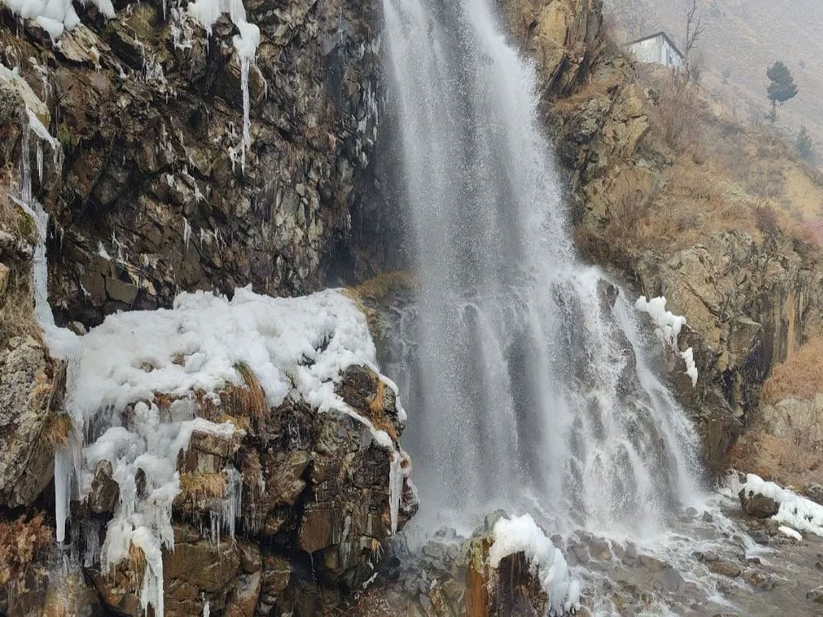 Drung Waterfall Kashmir in Winter Jammu Kashmir latest snowfall latest ...