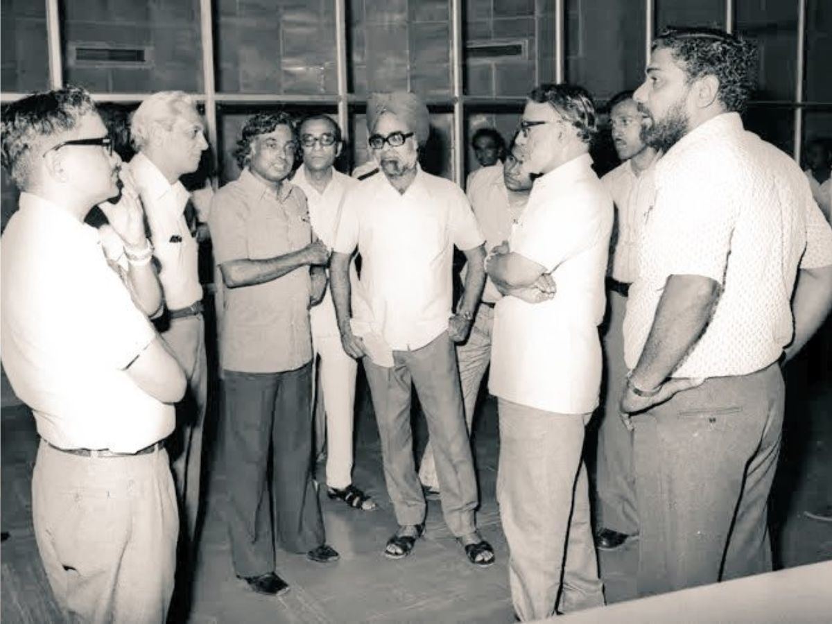 A life in pictures Manmohan Singh young Pic with children college days ...