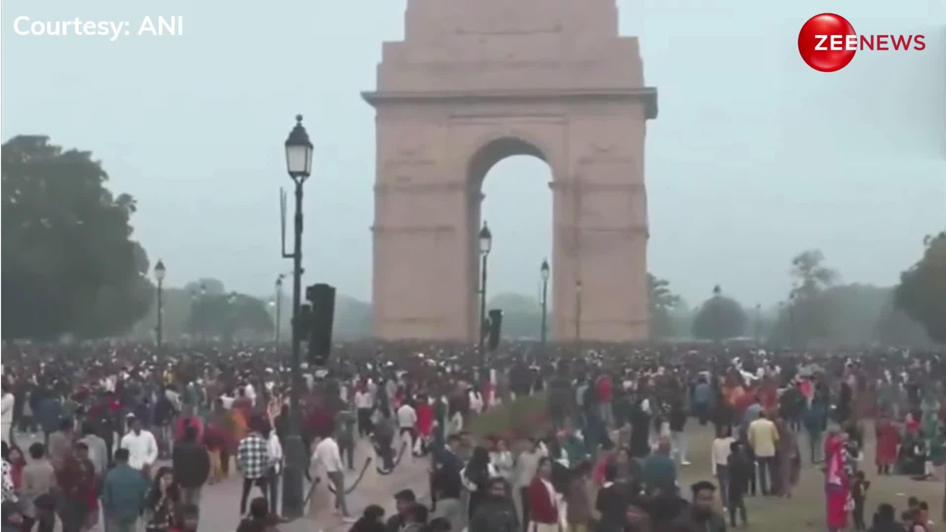 Crowd of people gathered at Delhi's India Gate on the occasion of New ...