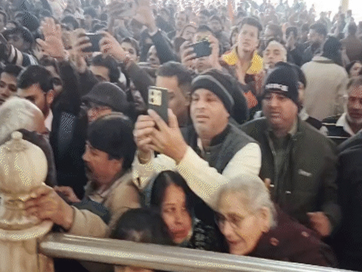 Jaipur News Huge crowd in temples on New Year 2025 people seen in long ...