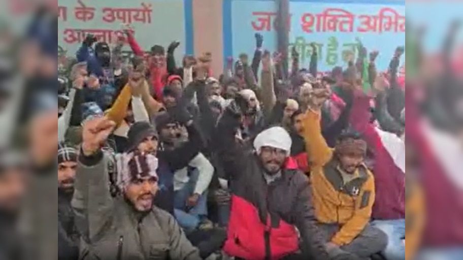 Jhajjar Sweeper Strike : बच्चों की फीस तो कभी घर का किराया, वेतन न ...