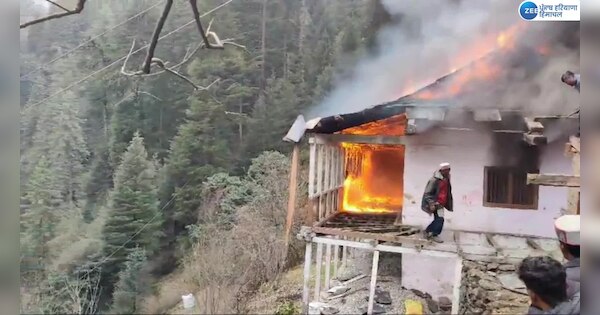 Kullu Fire Video massive fire broke out in two storey house in Jibhi ...