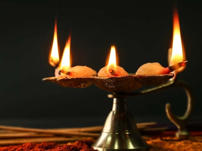 Diya Vastu Tips maa Lakshmi will shower wealth Light diya at 4 places ...