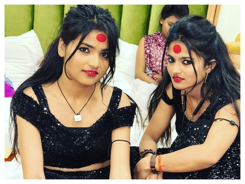bhojpuri dancer Mahi Manisha two jism do jaan kapde ka design and color are same | Mahi Manisha ...