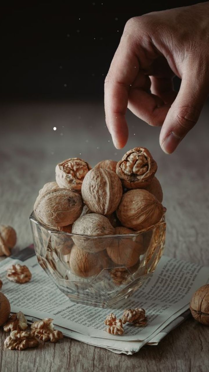 Health Benefits of eating walnuts every day is treasure akhrot khane ke ...