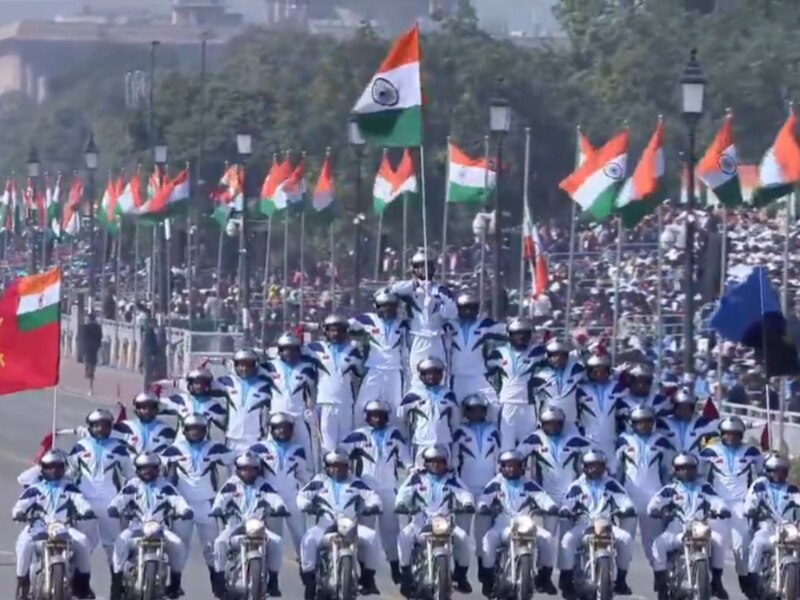 76th republic day of india indian army daredevils parade on kartavya ...