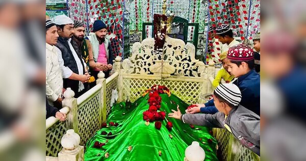 Muslim community pray for devotees who died and injured in kumbh ...