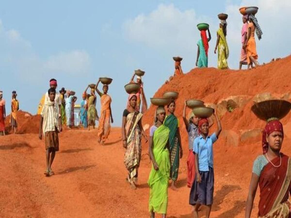 kanpur mnrega workers online attendance eye blink nmms software launched