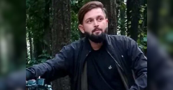 father hit daughters lover beating him with a rod in Moradabad ...