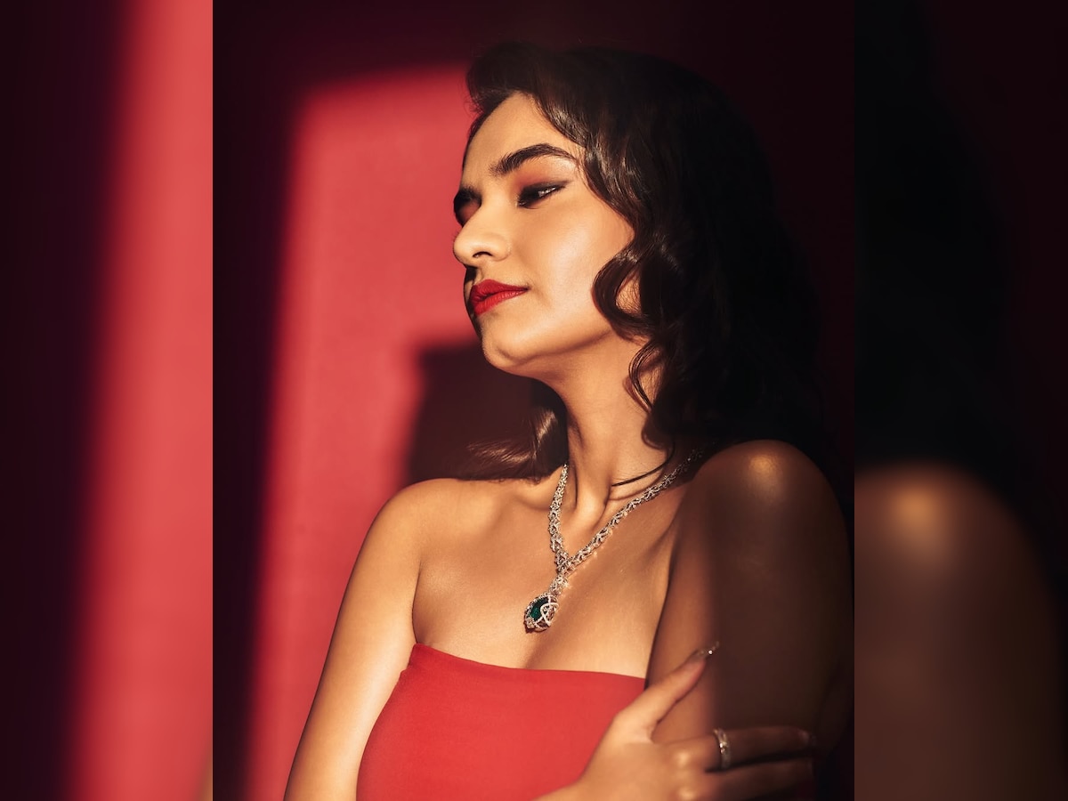 22 years anushka sen shared bold photoshoot in red backless dress ...