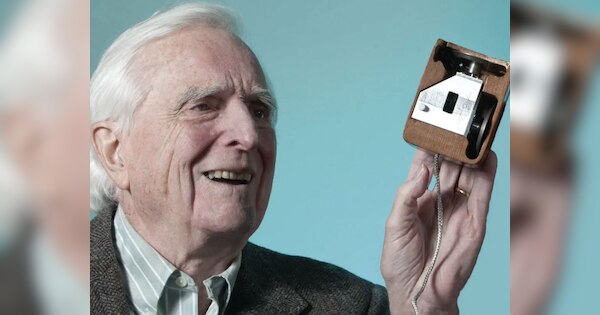 story of creation of computer mouse Know how Douglas Engelbart invented ...