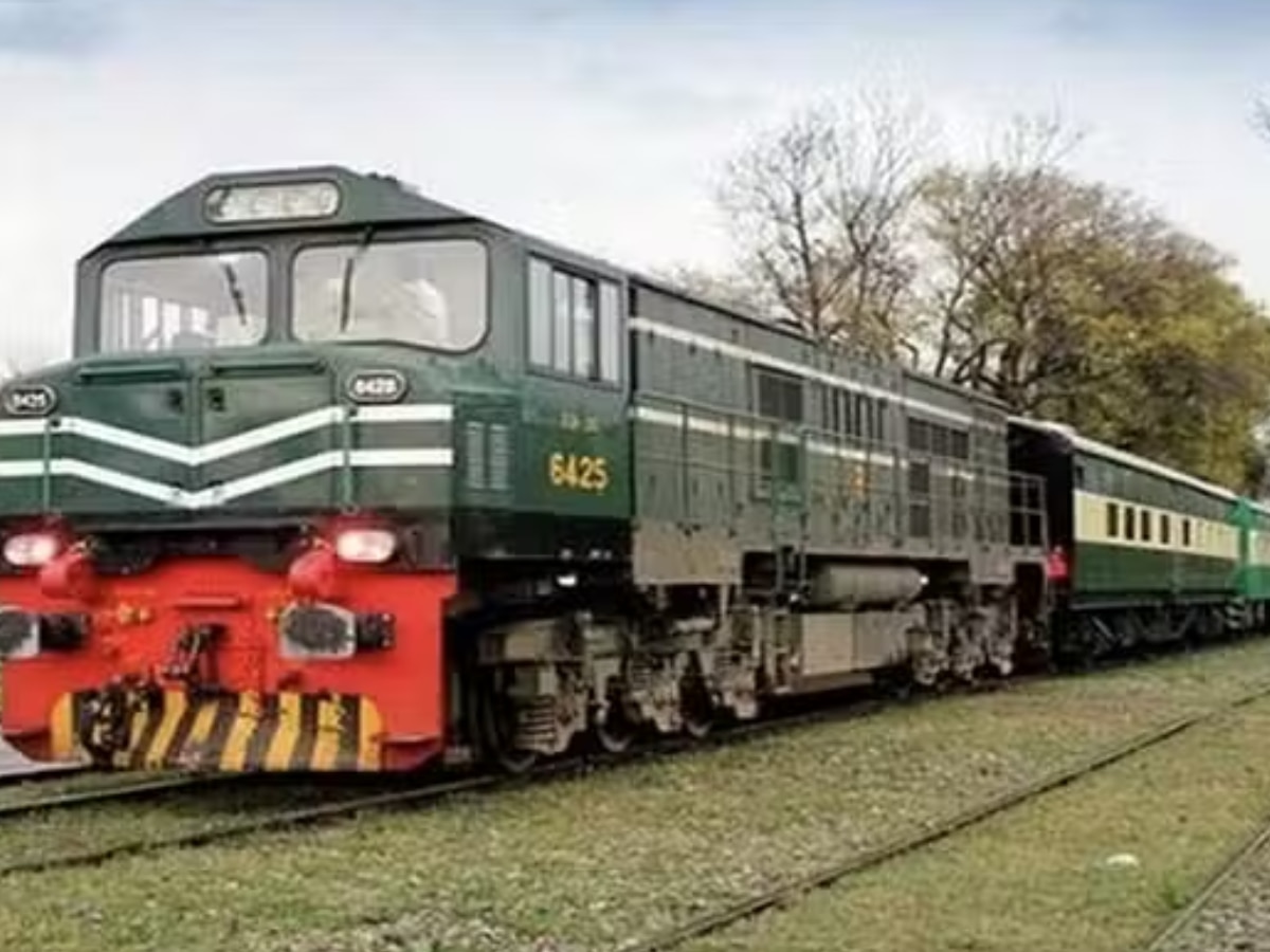 how are Pakistani Railways compared to India See picture of trains ...