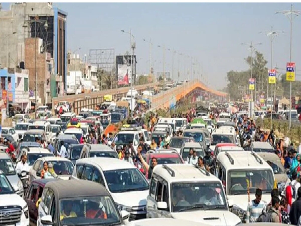 mahakumbh jam 10 to 15 km long jam sangam station closed vehicles stuck ...