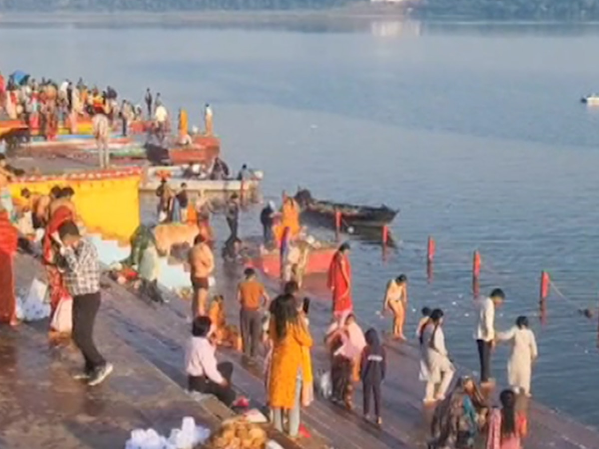 view like Maha Kumbh in Narmadapuram devotees took a holy dip in Maa ...