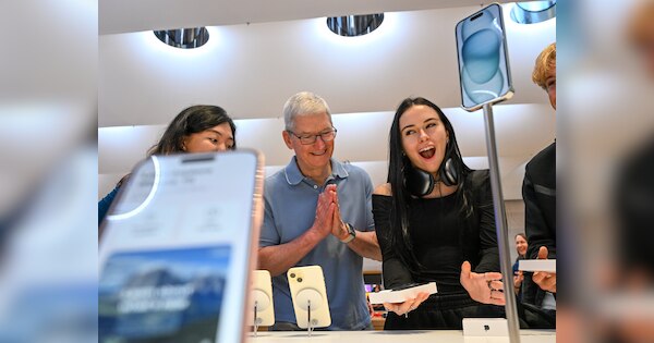 iPhone SE 4 Launch Date Tim Cook announced special event on February 19 ...