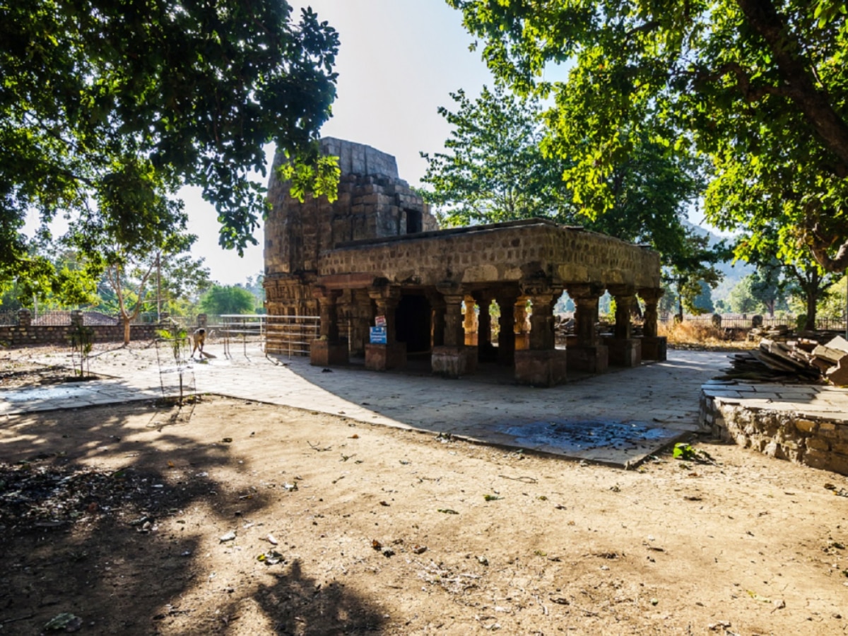 raipur madwa mahal is indias second Khajuraho indian sculptures can be ...