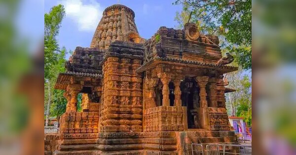 raipur madwa mahal is indias second Khajuraho indian sculptures can be ...