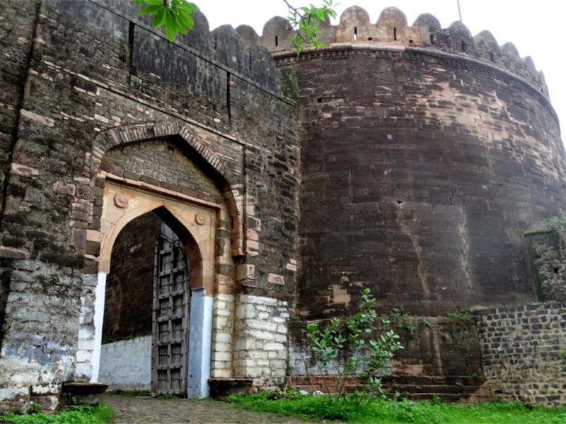 dhar fort of Nimar is very beautiful has been a witness to the revolt ...