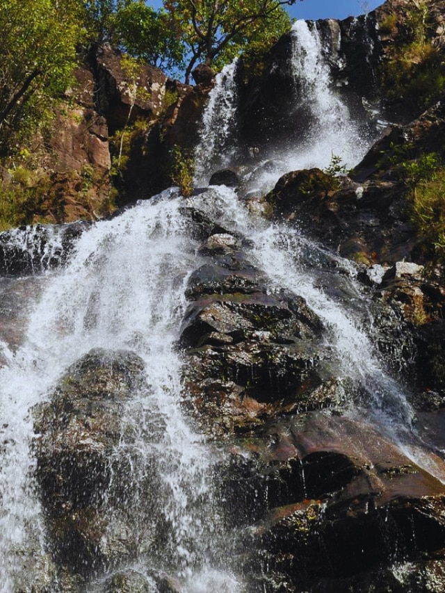 mp tourism bee waterfall is famous tourist location in pachmarhi ...