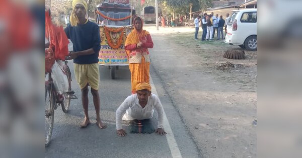 devotee going Vindhyavasini mandir doing pranam sashtang lying on road ...