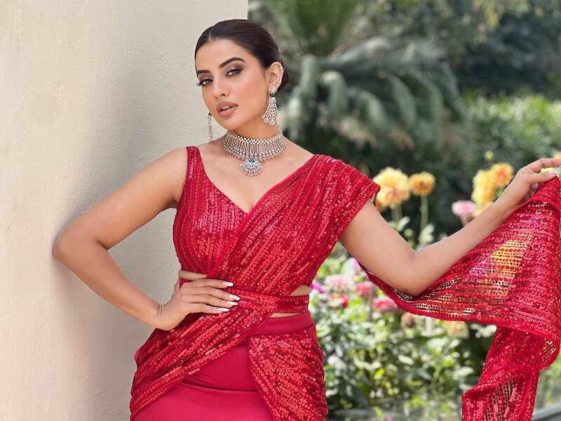 bhojpuri actress Akshara Singh glamorous avatar looked extremely beautiful in red saree ...