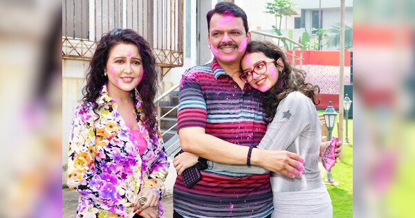 Maharashtra CM Devendra Fadnavis Celebrates Holi With Family Wife ...