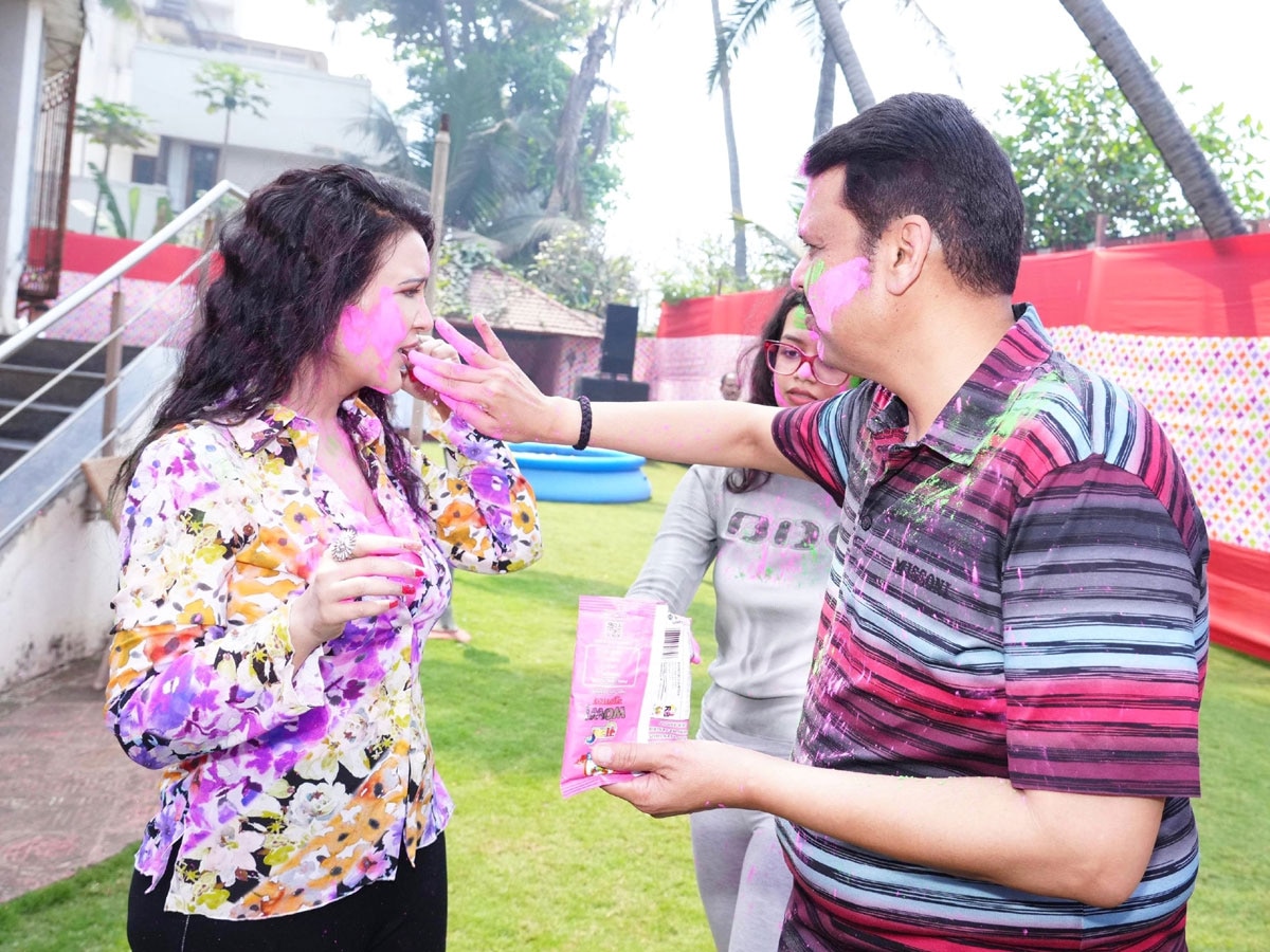 Maharashtra CM Devendra Fadnavis Celebrates Holi With Family Wife ...