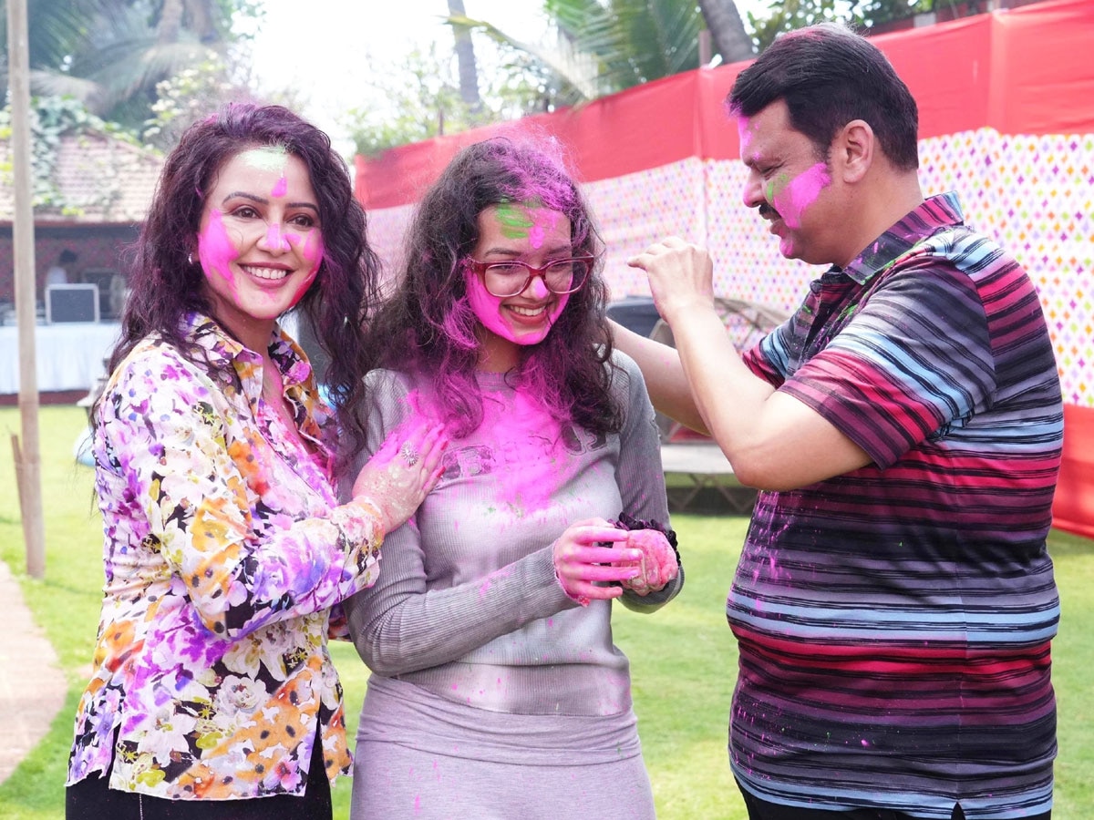Maharashtra CM Devendra Fadnavis Celebrates Holi With Family Wife ...