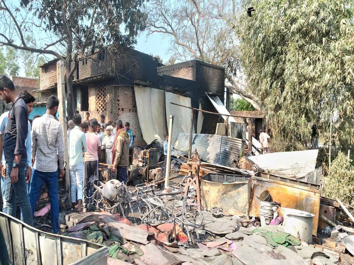 bagaha fire burnt houses garage tent pandal goats cow property cash worth lakhs to ashes ...