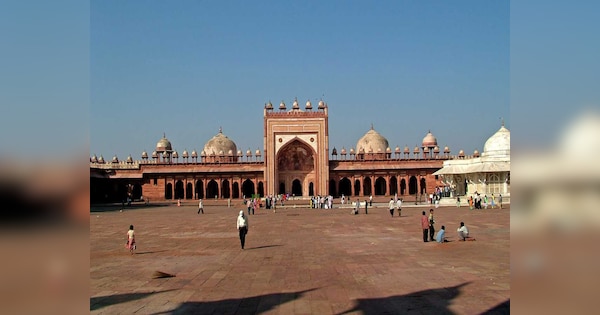 Agra की जामा मस्जिद में मांस फेंकने वाला शख्स कौन था? पुलिस ने किया ...