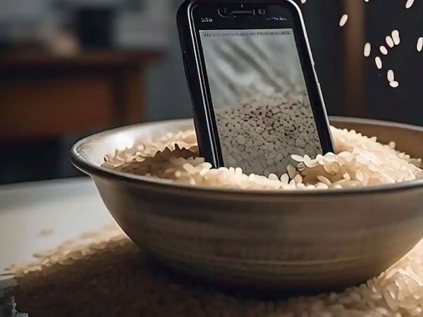 Fact Check If phone gets exposed to water is it right or wrong to keep ...