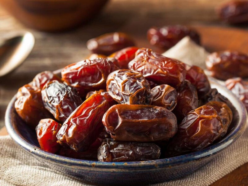 eating soaked dates can boosts energy khajur khane ke fayde | कमजोर ...