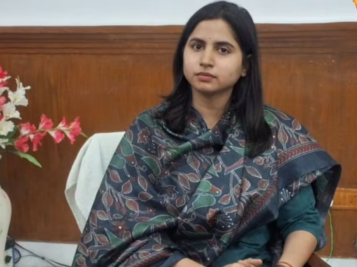 Mirzapur SDM Saumya Mishra got 18th rank in UPSC 2024 Exam know Profile education family back ...