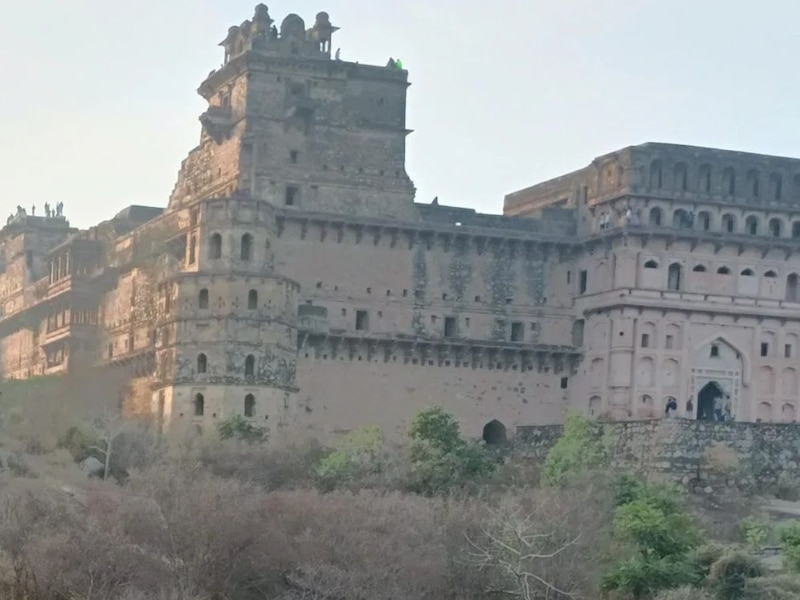 MP Tourism These are the famous forts of Madhya Pradesh Gwalior Orchha ...